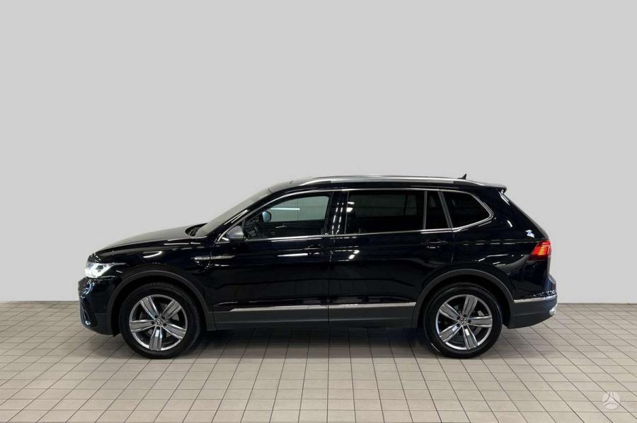 Melns Volkswagen Tiguan Allspace 2023 Kauņa, ar dzinēja tilpumu 1.97 L un nobraukumu 157 tūkst. km par 26500 €, foto 3 vietnē AUTOMOTO.COM.LV