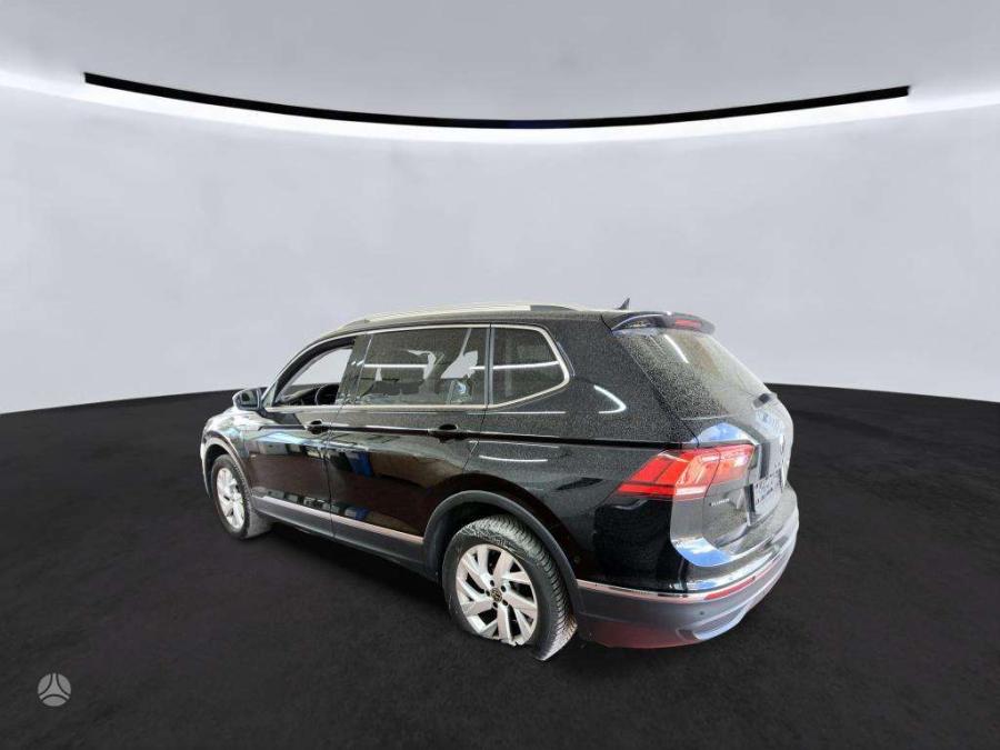 Black Volkswagen Tiguan Allspace 2023 in Vilnius, with an engine capacity of 1.50 L and mileage of 42 thousand km for 28435 €, photo 3 on AUTOMOTO.COM.LV