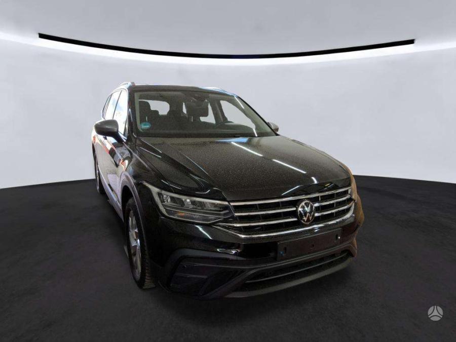 Black Volkswagen Tiguan Allspace 2023 in Vilnius, with an engine capacity of 1.50 L and mileage of 42 thousand km for 28435 €, photo 4 on AUTOMOTO.COM.LV