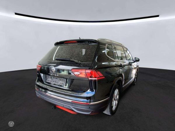 Black Volkswagen Tiguan Allspace 2023 in Vilnius, with an engine capacity of 1.50 L and mileage of 42 thousand km for 28435 €, photo 4 on AUTOMOTO.COM.LV