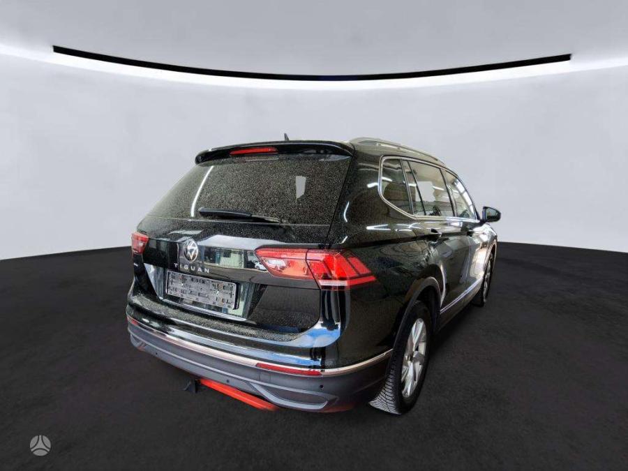 Black Volkswagen Tiguan Allspace 2023 in Vilnius, with an engine capacity of 1.50 L and mileage of 42 thousand km for 28435 €, photo 5 on AUTOMOTO.COM.LV