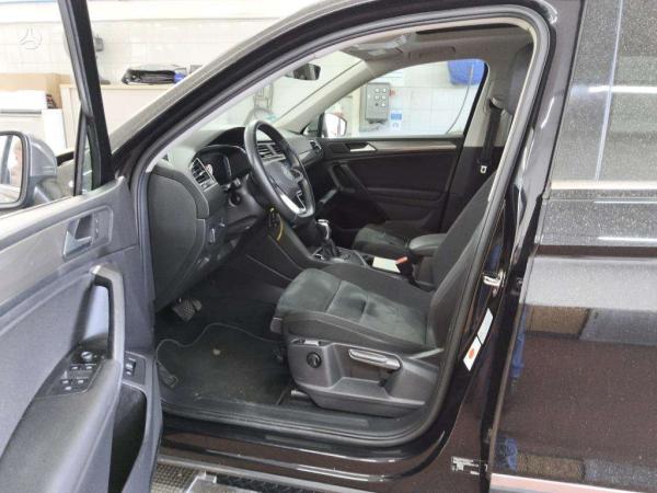 Black Volkswagen Tiguan Allspace 2023 in Vilnius, with an engine capacity of 1.50 L and mileage of 42 thousand km for 28435 €, photo 6 on AUTOMOTO.COM.LV