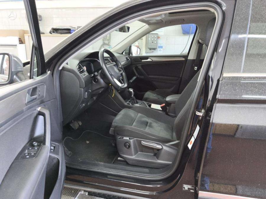 Black Volkswagen Tiguan Allspace 2023 in Vilnius, with an engine capacity of 1.50 L and mileage of 42 thousand km for 28435 €, photo 7 on AUTOMOTO.COM.LV