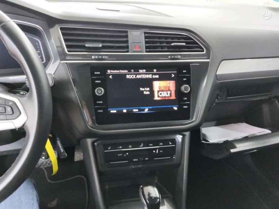 Black Volkswagen Tiguan Allspace 2023 in Vilnius, with an engine capacity of 1.50 L and mileage of 42 thousand km for 28435 €, photo 10 on AUTOMOTO.COM.LV