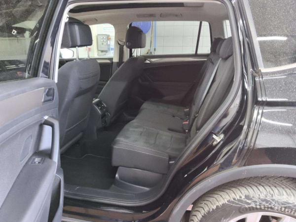 Black Volkswagen Tiguan Allspace 2023 in Vilnius, with an engine capacity of 1.50 L and mileage of 42 thousand km for 28435 €, photo 10 on AUTOMOTO.COM.LV