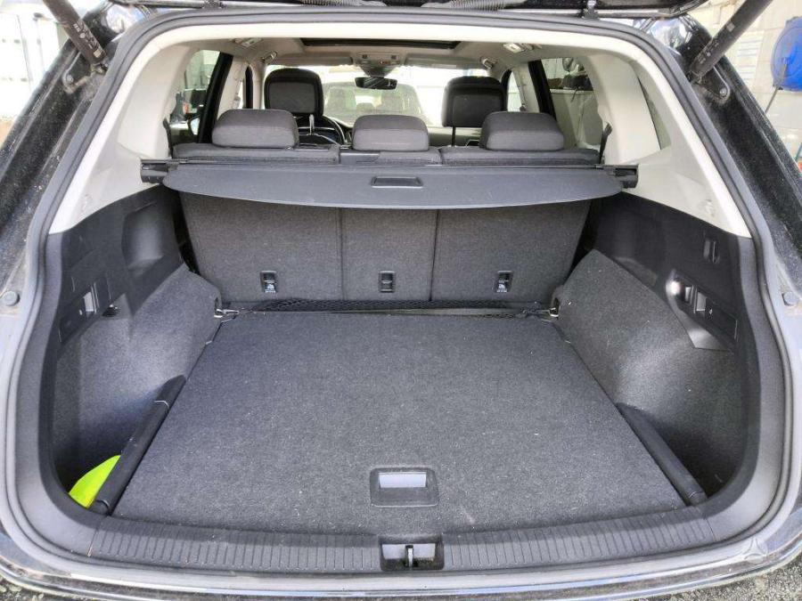 Black Volkswagen Tiguan Allspace 2023 in Vilnius, with an engine capacity of 1.50 L and mileage of 42 thousand km for 28435 €, photo 12 on AUTOMOTO.COM.LV
