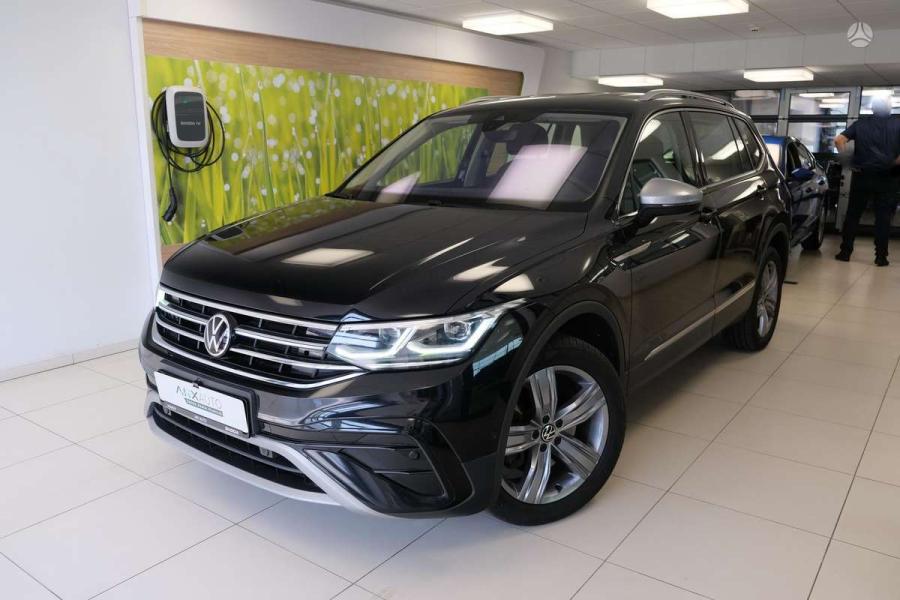 Black Volkswagen Tiguan Allspace 2023 in Vilnius, with an engine capacity of 1.97 L and mileage of 106 thousand km for 28400 €, photo 1 on AUTOMOTO.COM.LV