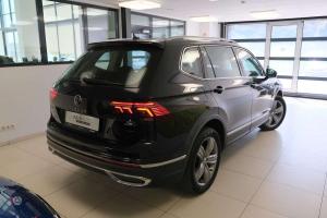 Black Volkswagen Tiguan Allspace 2023 in Vilnius, with an engine capacity of 1.97 L and mileage of 106 thousand km for 28400 €, photo 3 on AUTOMOTO.COM.LV