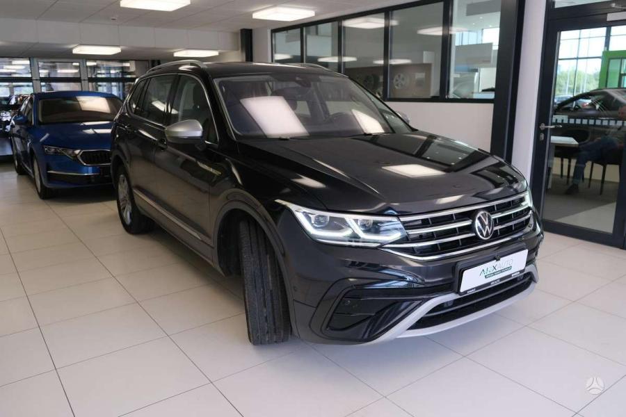 Black Volkswagen Tiguan Allspace 2023 in Vilnius, with an engine capacity of 1.97 L and mileage of 106 thousand km for 28400 €, photo 4 on AUTOMOTO.COM.LV