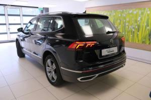 Black Volkswagen Tiguan Allspace 2023 in Vilnius, with an engine capacity of 1.97 L and mileage of 106 thousand km for 28400 €, photo 5 on AUTOMOTO.COM.LV