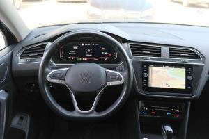 Black Volkswagen Tiguan Allspace 2023 in Vilnius, with an engine capacity of 1.97 L and mileage of 106 thousand km for 28400 €, photo 7 on AUTOMOTO.COM.LV
