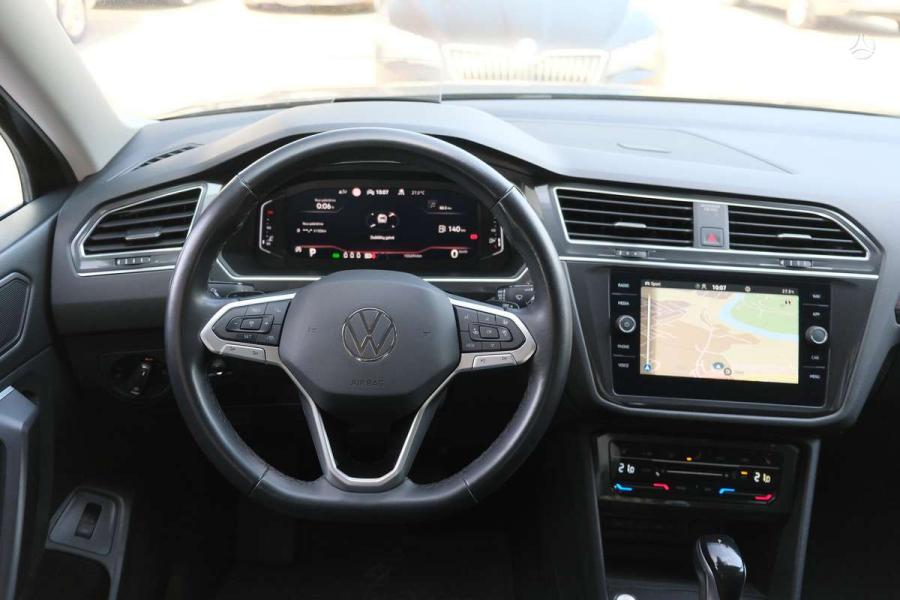 Black Volkswagen Tiguan Allspace 2023 in Vilnius, with an engine capacity of 1.97 L and mileage of 106 thousand km for 28400 €, photo 7 on AUTOMOTO.COM.LV
