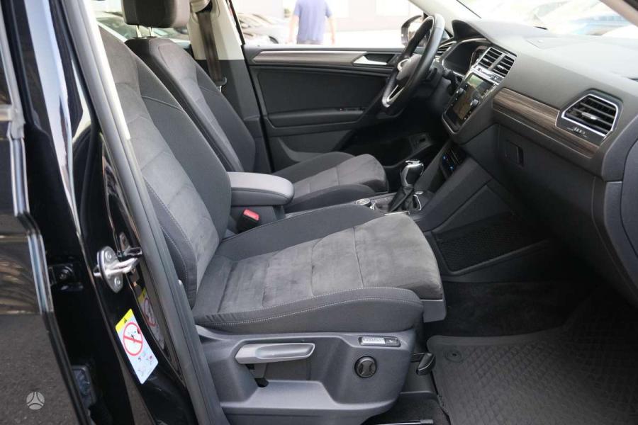 Black Volkswagen Tiguan Allspace 2023 in Vilnius, with an engine capacity of 1.97 L and mileage of 106 thousand km for 28400 €, photo 12 on AUTOMOTO.COM.LV