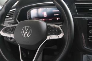 Black Volkswagen Tiguan Allspace 2023 in Vilnius, with an engine capacity of 1.97 L and mileage of 106 thousand km for 28400 €, photo 25 on AUTOMOTO.COM.LV