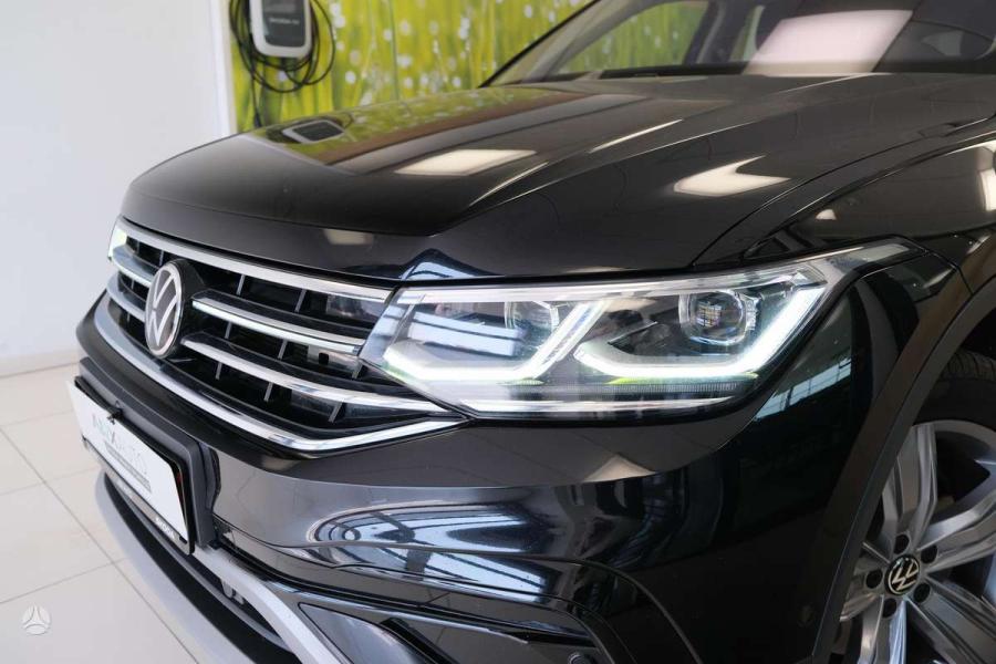 Black Volkswagen Tiguan Allspace 2023 in Vilnius, with an engine capacity of 1.97 L and mileage of 106 thousand km for 28400 €, photo 36 on AUTOMOTO.COM.LV