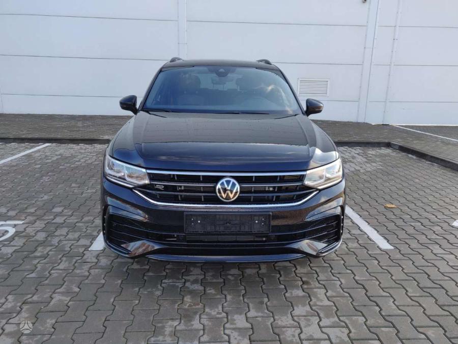 Black Volkswagen Tiguan Allspace 2024 in Kaunas, with an engine capacity of 2.00 L and mileage of 22 thousand km for 39999 €, photo 2 on AUTOMOTO.COM.LV