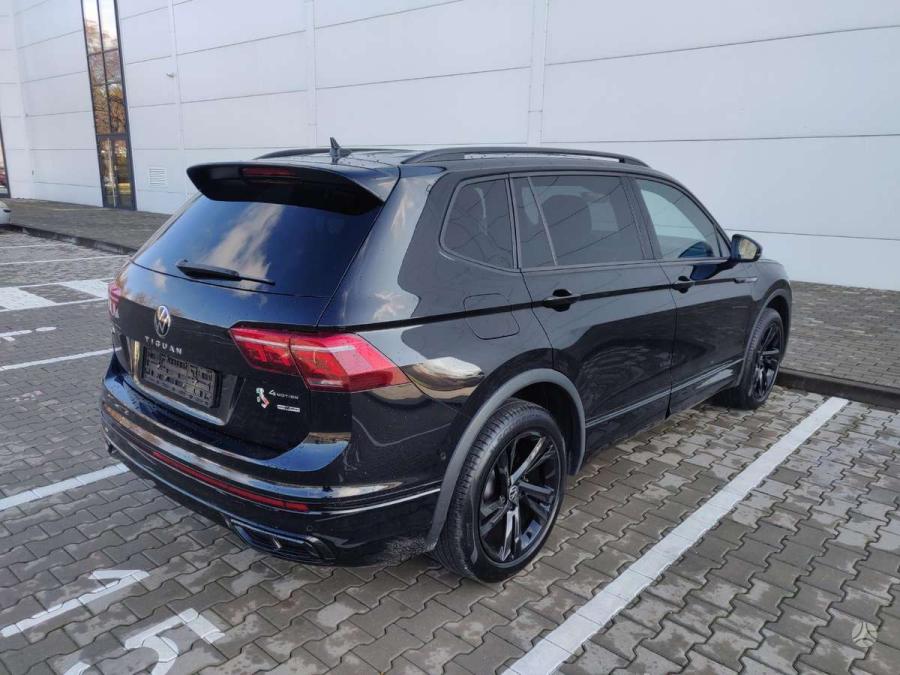 Black Volkswagen Tiguan Allspace 2024 in Kaunas, with an engine capacity of 2.00 L and mileage of 22 thousand km for 39999 €, photo 4 on AUTOMOTO.COM.LV