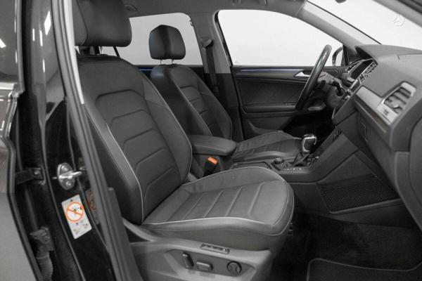Black Volkswagen Tiguan Allspace 2024 in Vilnius, with an engine capacity of 2.00 L and mileage of 25 thousand km for 30950 €, photo 8 on AUTOMOTO.COM.LV