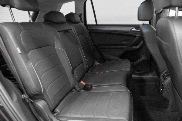 Black Volkswagen Tiguan Allspace 2024 in Vilnius, with an engine capacity of 2.00 L and mileage of 25 thousand km for 30950 €, photo 9 on AUTOMOTO.COM.LV