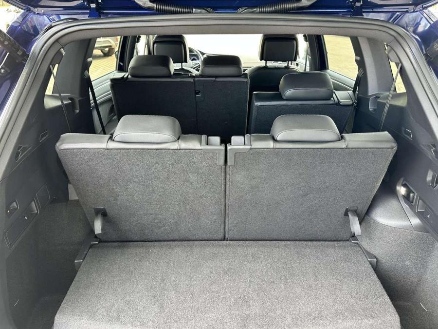 Blue Volkswagen Tiguan Allspace 2022 in Siauliai, with an engine capacity of 1.97 L and mileage of 165 thousand km for 24900 €, photo 9 on AUTOMOTO.COM.LV