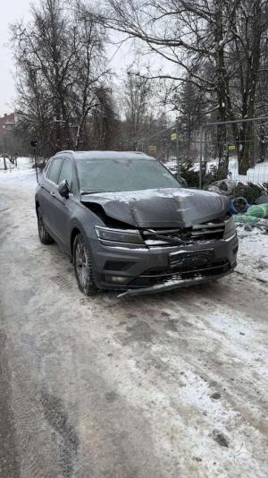 Grey Volkswagen Tiguan Allspace 2018 in Vilnius, with an engine capacity of 1.97 L and mileage of 300 thousand km for 9000 €, photo 3 on AUTOMOTO.COM.LV