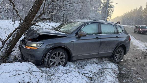 Pelēks Volkswagen Tiguan Allspace 2018 Viļņa, ar dzinēja tilpumu 1.97 L un nobraukumu 300 tūkst. km par 9000 €, foto 4 vietnē AUTOMOTO.COM.LV