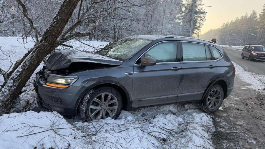 Grey Volkswagen Tiguan Allspace 2018 in Vilnius, with an engine capacity of 1.97 L and mileage of 300 thousand km for 9000 €, photo 4 on AUTOMOTO.COM.LV