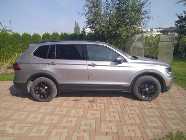 Grey Volkswagen Tiguan Allspace 2021 in Kaunas, with an engine capacity of 2.00 L and mileage of 40 thousand km for 18500 €, photo 2 on AUTOMOTO.COM.LV