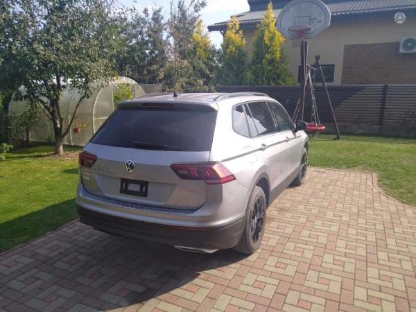 Grey Volkswagen Tiguan Allspace 2021 in Kaunas, with an engine capacity of 2.00 L and mileage of 40 thousand km for 18500 €, photo 2 on AUTOMOTO.COM.LV