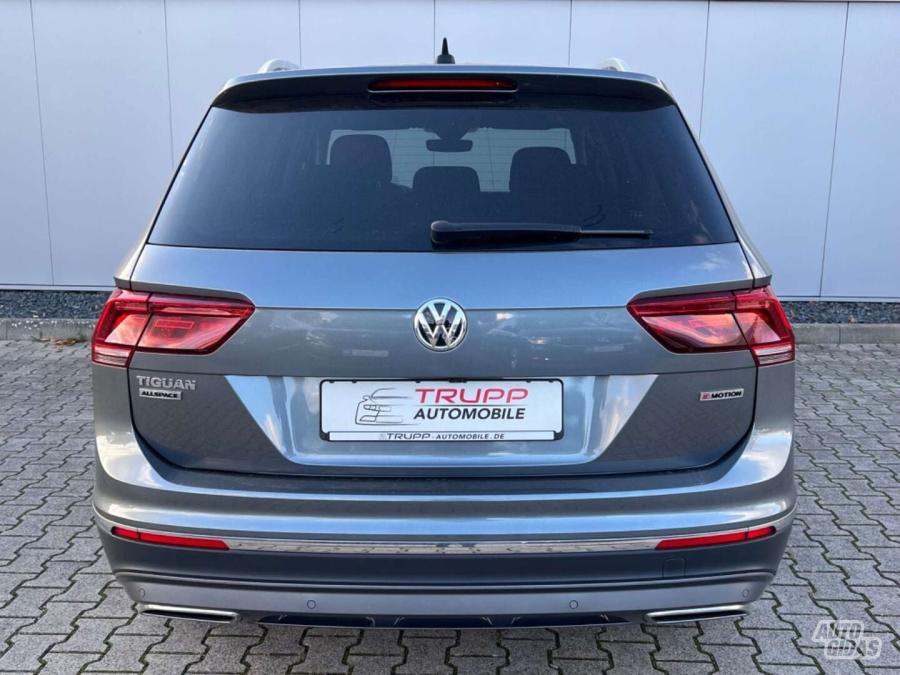 Pelēks Volkswagen Tiguan Allspace 2021 Kauņa, ar dzinēja tilpumu 2.00 L un nobraukumu 96 tūkst. km par 33209 €, foto 6 vietnē AUTOMOTO.COM.LV