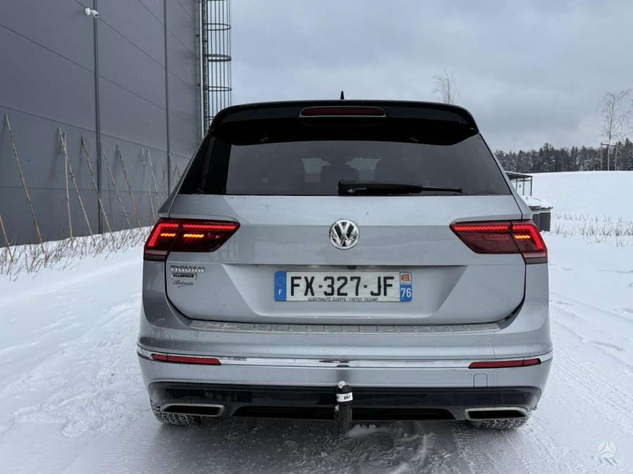Grey Volkswagen Tiguan Allspace 2021 in Vilnius, with an engine capacity of 2.00 L and mileage of 272 thousand km for 15750 €, photo 5 on AUTOMOTO.COM.LV