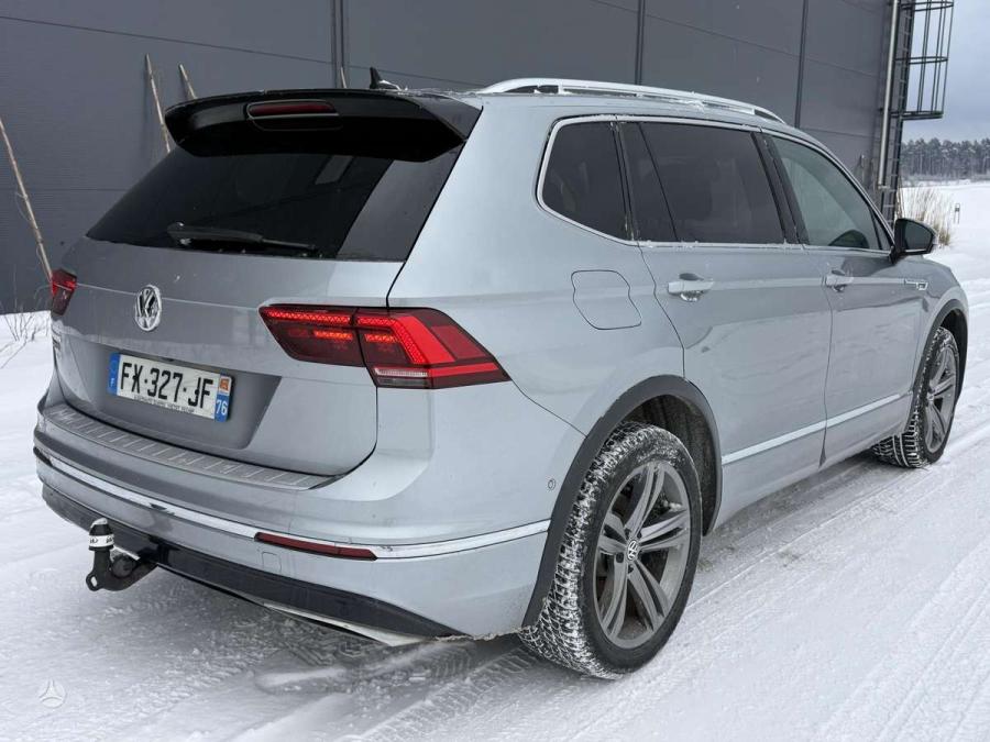 Grey Volkswagen Tiguan Allspace 2021 in Vilnius, with an engine capacity of 2.00 L and mileage of 272 thousand km for 15750 €, photo 6 on AUTOMOTO.COM.LV