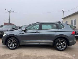 Grey Volkswagen Tiguan Allspace 2022 in Vilnius, with an engine capacity of 2.00 L and mileage of 128 thousand km for 31800 €, photo 5 on AUTOMOTO.COM.LV