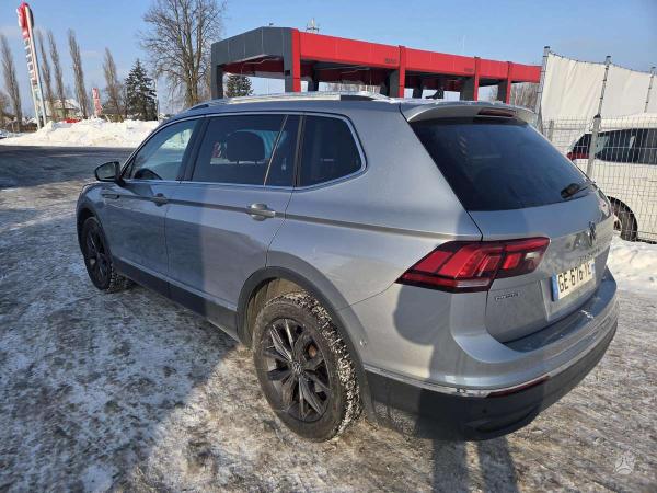 Grey Volkswagen Tiguan Allspace 2022 in Taurage, with an engine capacity of 2.00 L and mileage of 240 thousand km for 18200 €, photo 3 on AUTOMOTO.COM.LV
