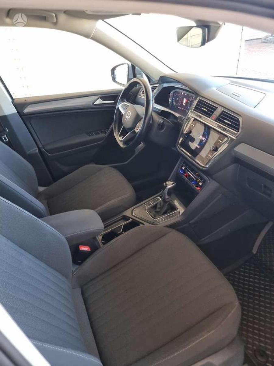 Pelēks Volkswagen Tiguan Allspace 2022 Viļņa, ar dzinēja tilpumu 1.50 L un nobraukumu 188 tūkst. km par 21700 €, foto 25 vietnē AUTOMOTO.COM.LV