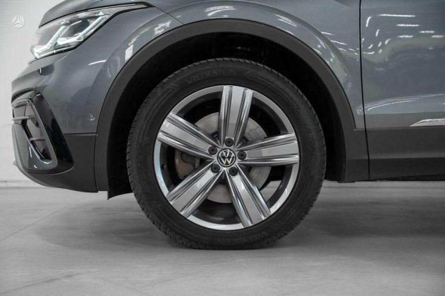 Pelēks Volkswagen Tiguan Allspace 2022 Viļņa, ar dzinēja tilpumu 2.00 L un nobraukumu 130 tūkst. km par 28900 €, foto 30 vietnē AUTOMOTO.COM.LV