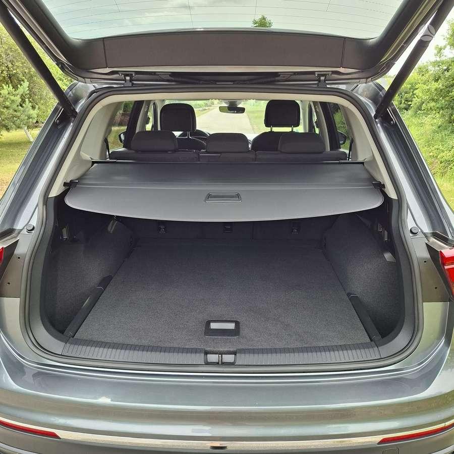 Grey Volkswagen Tiguan Allspace 2023 in Panevezys, with an engine capacity of 2.00 L and mileage of 27 thousand km for 28900 €, photo 16 on AUTOMOTO.COM.LV