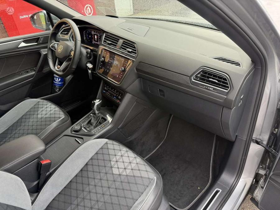 Pelēks Volkswagen Tiguan Allspace 2023 Tauragė, ar dzinēja tilpumu 2.00 L un nobraukumu 200 tūkst. km par 23300 €, foto 15 vietnē AUTOMOTO.COM.LV