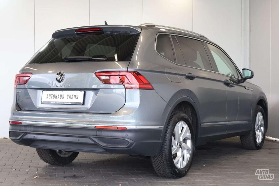 Pelēks Volkswagen Tiguan Allspace 2024 Kauņa, ar dzinēja tilpumu 1.50 L un nobraukumu 26 tūkst. km par 32579 €, foto 4 vietnē AUTOMOTO.COM.LV