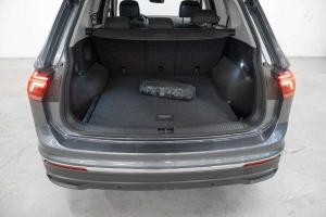 Grey Volkswagen Tiguan Allspace 2024 in Vilnius, with an engine capacity of 1.50 L and mileage of 53 thousand km for 29850 €, photo 20 on AUTOMOTO.COM.LV