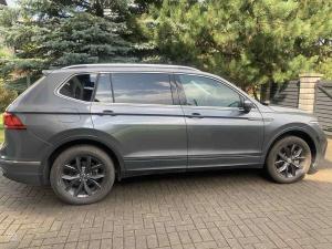 Pelēks Volkswagen Tiguan Allspace 2024 Kauņa, ar dzinēja tilpumu 2.00 L un nobraukumu 16 tūkst. km par 22400 €, foto  vietnē AUTOMOTO.COM.LV