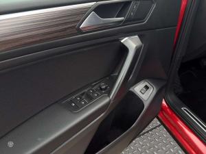 Sarkans Volkswagen Tiguan Allspace 2023 Kauņa, ar dzinēja tilpumu 1.50 L un nobraukumu 105 tūkst. km par 26999 €, foto 14 vietnē AUTOMOTO.COM.LV