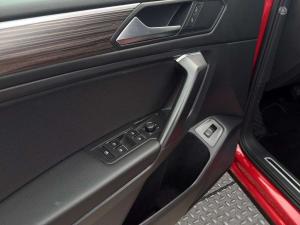 Sarkans Volkswagen Tiguan Allspace 2023 Kauņa, ar dzinēja tilpumu 1.50 L un nobraukumu 105 tūkst. km par 26999 €, foto 14 vietnē AUTOMOTO.COM.LV
