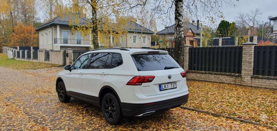 White Volkswagen Tiguan Allspace 2018 in Vilnius, with an engine capacity of 1.98 L and mileage of 75 thousand km for 15999 €, photo 3 on AUTOMOTO.COM.LV