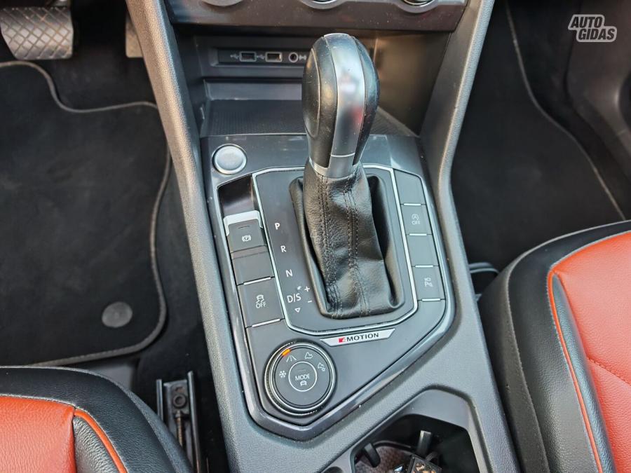White Volkswagen Tiguan Allspace 2018 in Kaunas, with an engine capacity of 2.00 L and mileage of 145 thousand km for 17400 €, photo 18 on AUTOMOTO.COM.LV