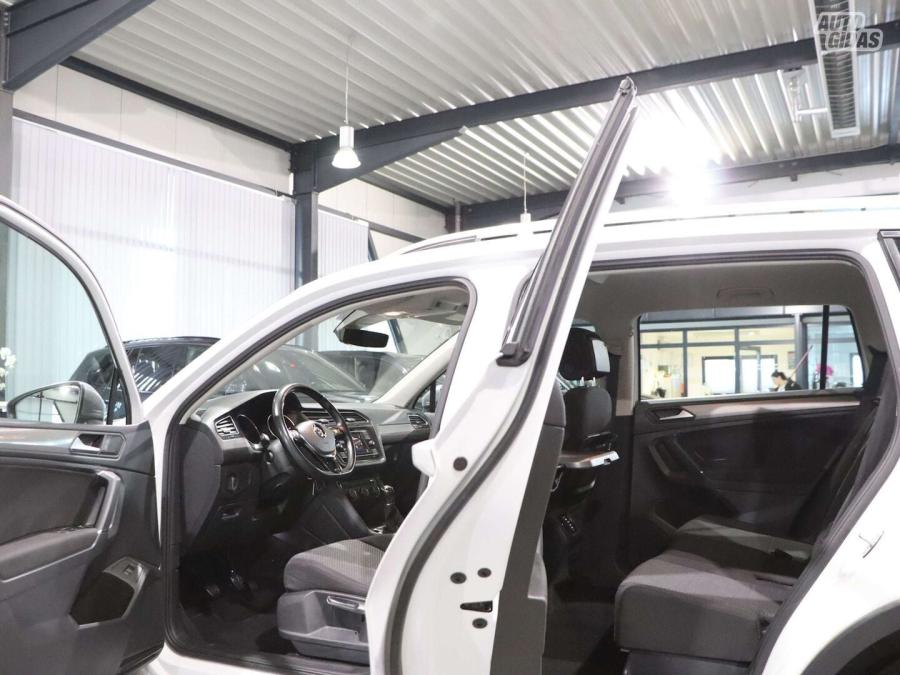 White Volkswagen Tiguan Allspace 2019 in Kaunas, with an engine capacity of 2.00 L and mileage of 72 thousand km for 24689 €, photo 15 on AUTOMOTO.COM.LV