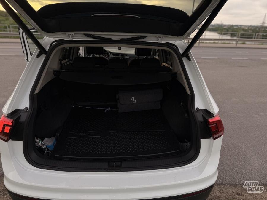 White Volkswagen Tiguan Allspace 2019 in Kaunas, with an engine capacity of 2.00 L and mileage of 282 thousand km for 14900 €, photo 5 on AUTOMOTO.COM.LV