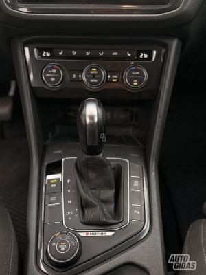 White Volkswagen Tiguan Allspace 2019 in Kaunas, with an engine capacity of 2.00 L and mileage of 282 thousand km for 14900 €, photo 8 on AUTOMOTO.COM.LV