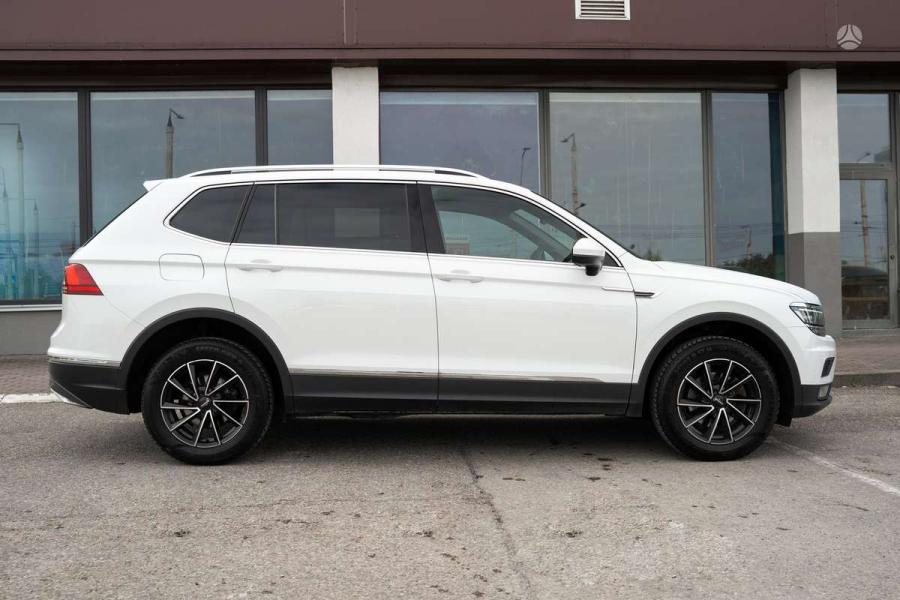 White Volkswagen Tiguan Allspace 2019 in Vilnius, with an engine capacity of 1.97 L and mileage of 186 thousand km for 16950 €, photo 4 on AUTOMOTO.COM.LV