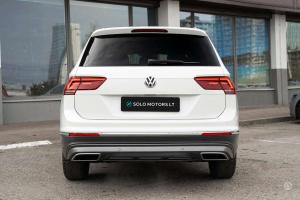 White Volkswagen Tiguan Allspace 2019 in Vilnius, with an engine capacity of 1.97 L and mileage of 186 thousand km for 16950 €, photo 6 on AUTOMOTO.COM.LV